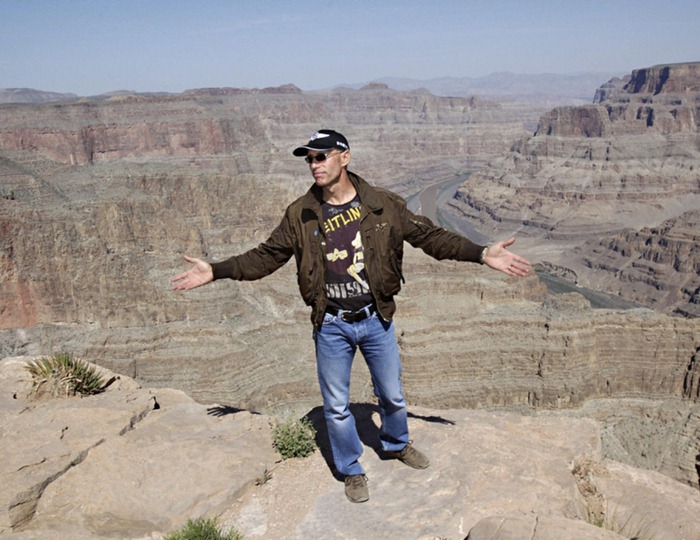 ‘Jetman’ Yves Rossy Flies Over The Grand Canyon | Amusing Planet